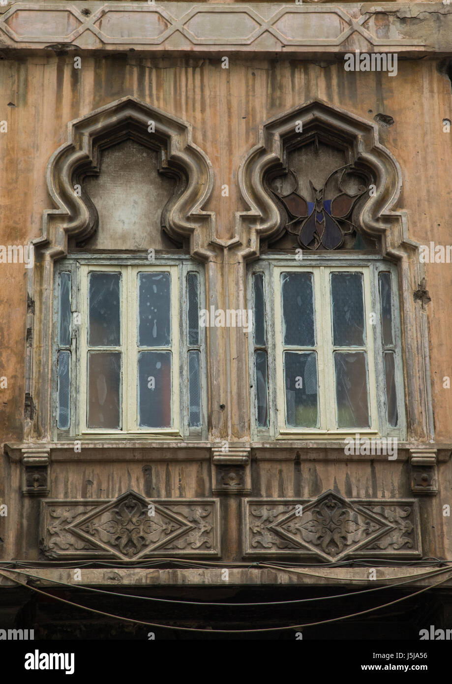 Fenêtres traditionnelles d'un vieux bâtiment à Mar Mikhael, gouvernorat ...