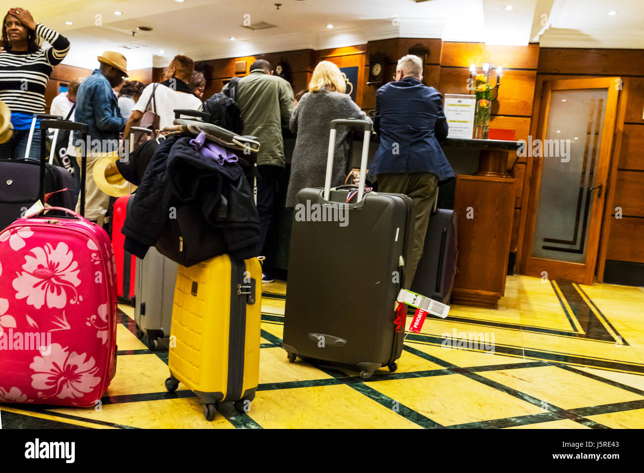 Check in à l'hôtel, les clients avec des valises d'attente pour ...