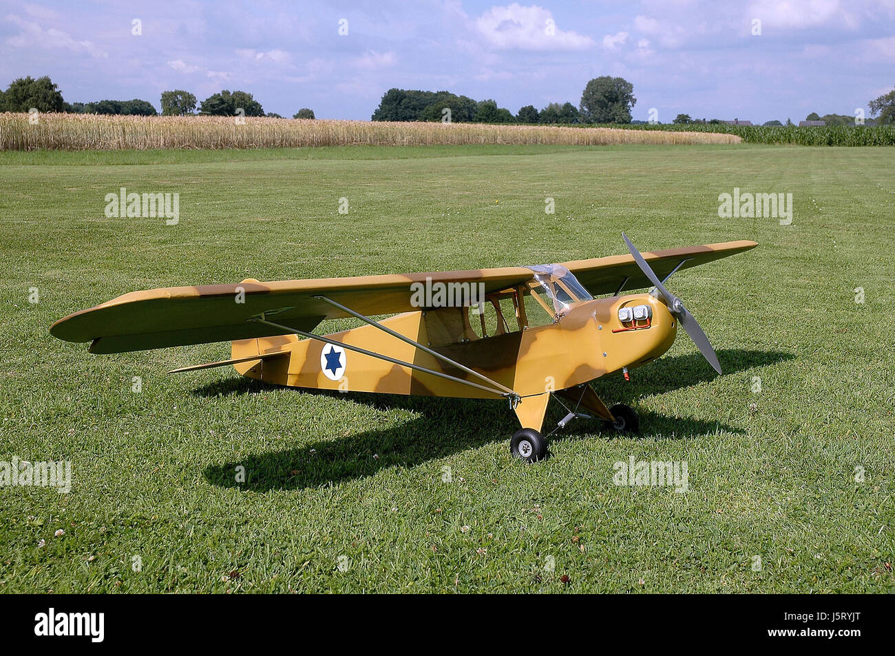 Moteur d'entraînement moteur tourner tourner l'hélice sur le terrain ...