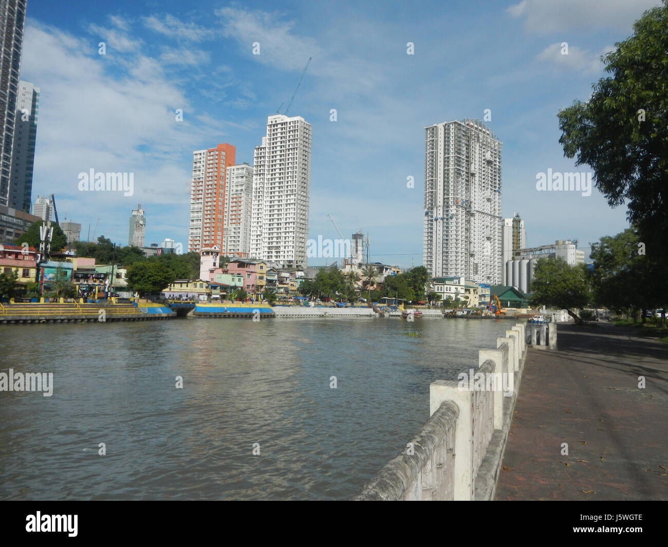 Il s'agit du parc de la rivière Pasig et de Baywalk situés dans les ...