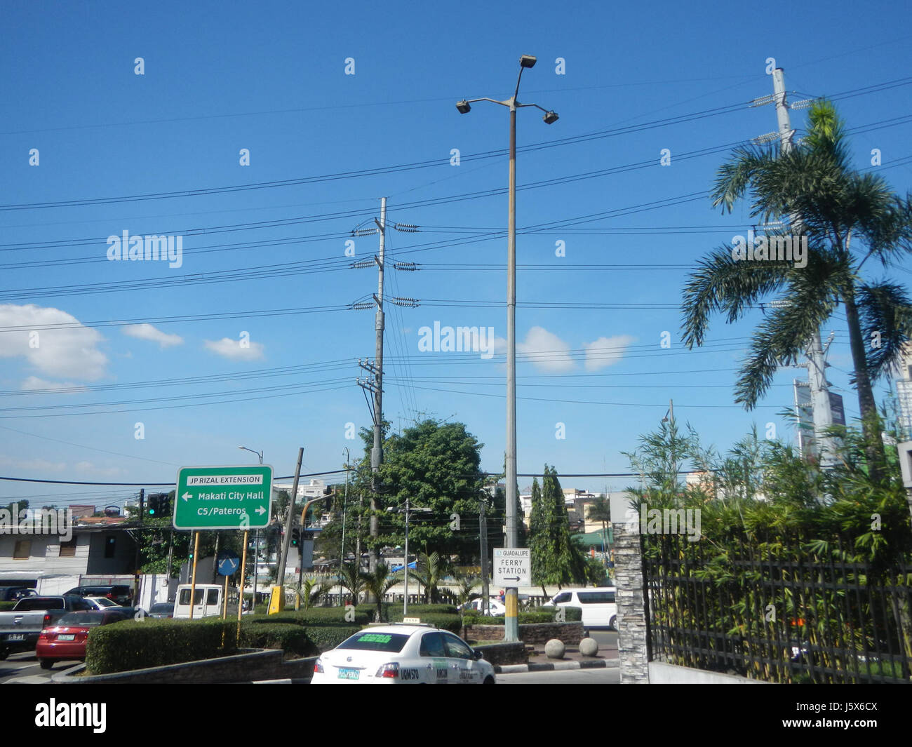 Le pont d'extension J.P. Rizal du parc de la rivière Pasig, dans la ...