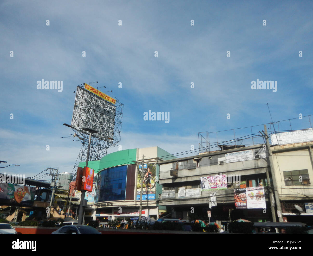 Cette image montre les bâtiments du quartier Quiapo de Manille ...