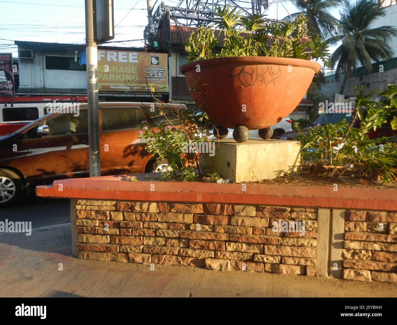 Cette image montre la route périphérique 40 et ses infrastructures ...