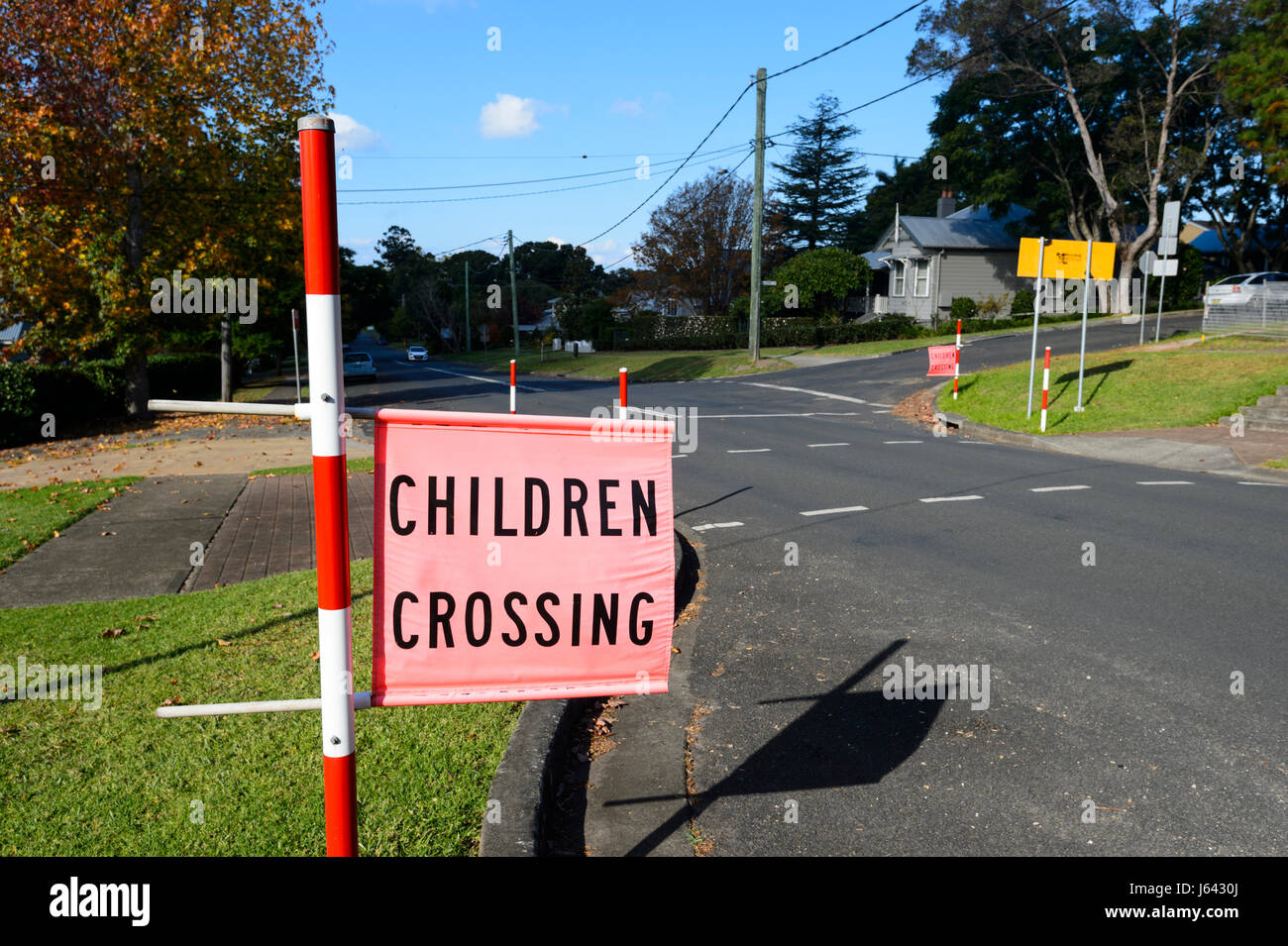 Children crossing road sign Banque de photographies et d’images à haute ...