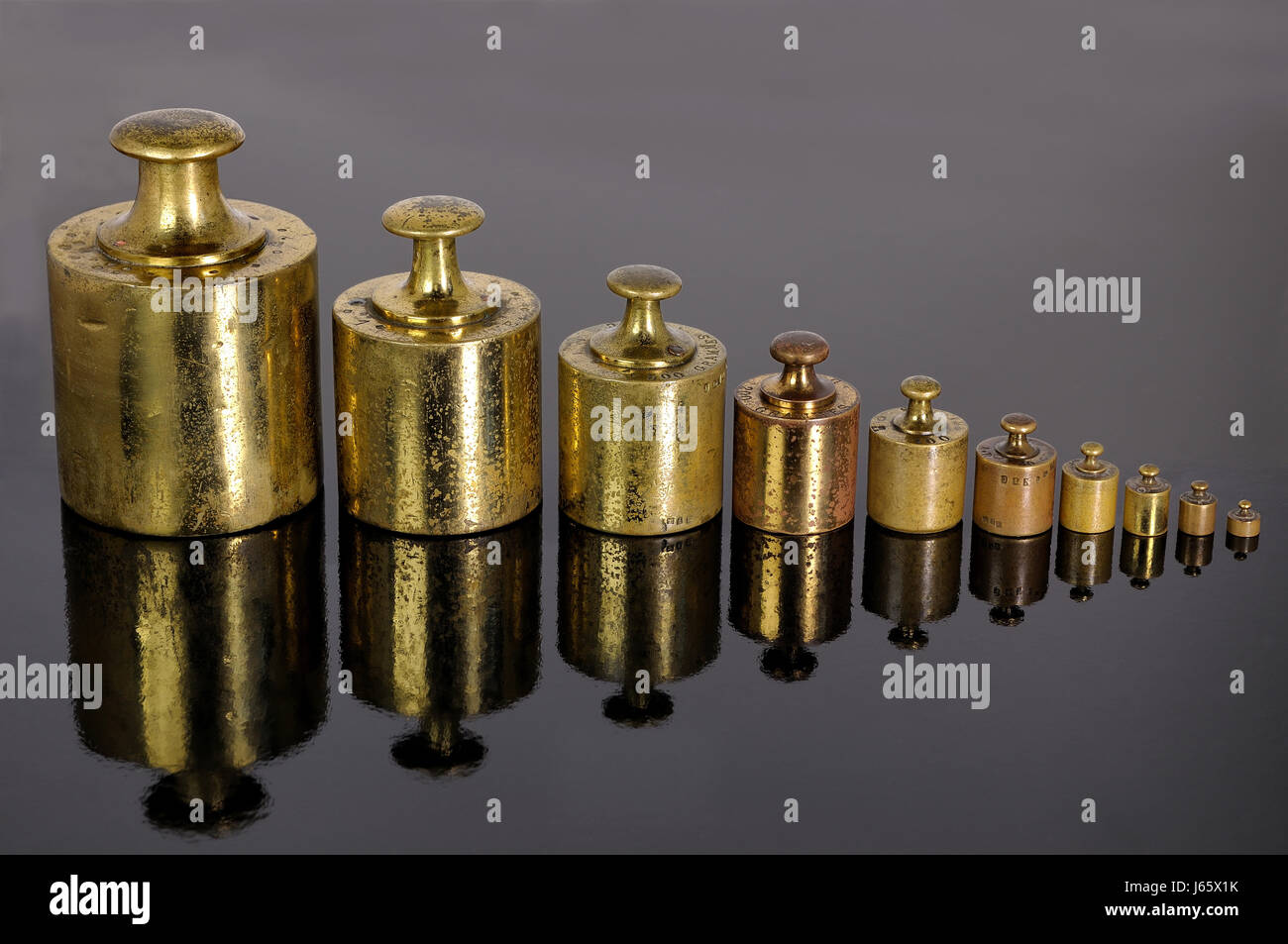 La mesure du poids en laiton antique échelle du gramme de mesure macro ...