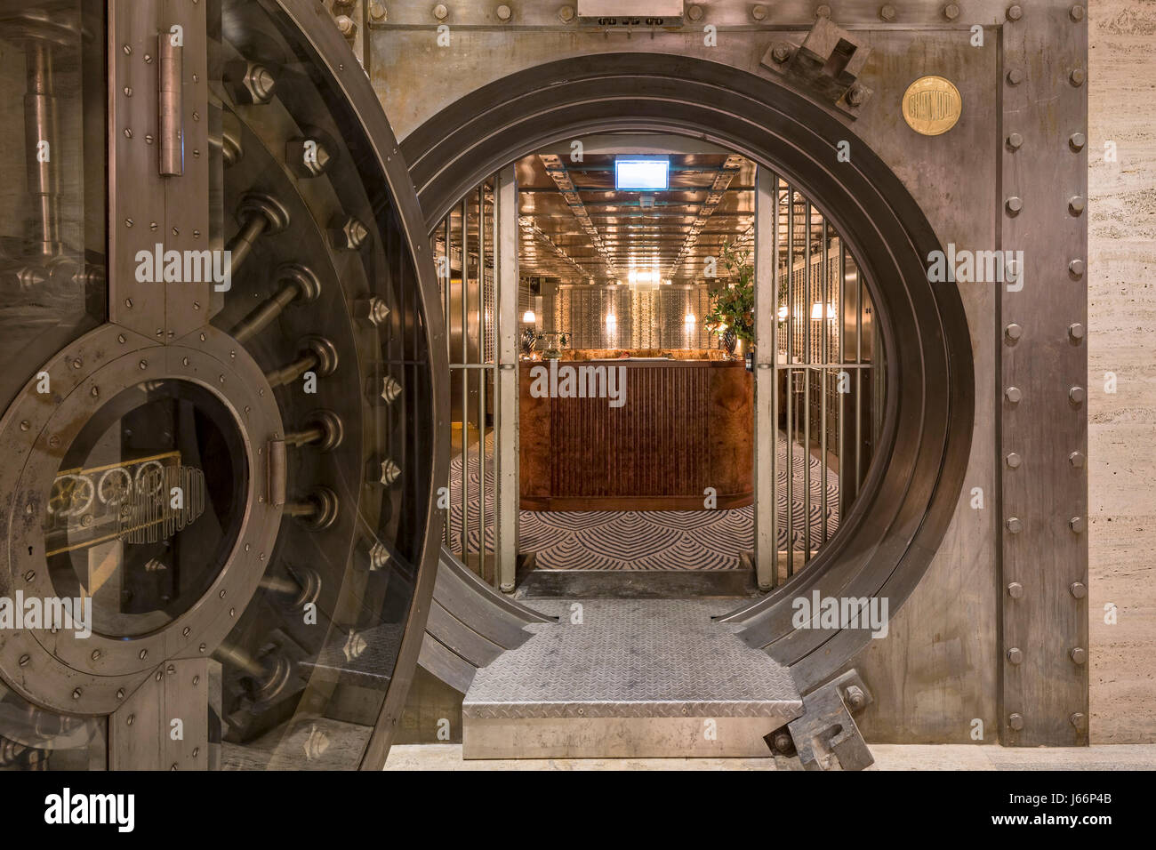 Entrée d'un bar à cocktails dans le vieux coffre-vault (utilisé dans le ...