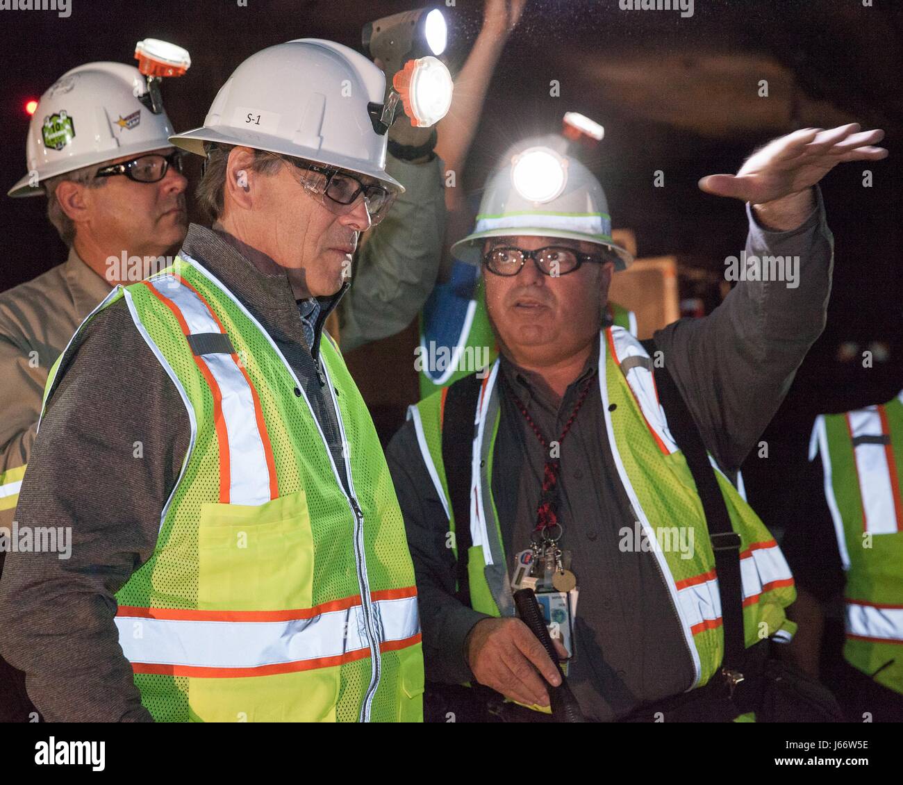 Le Secrétaire à l'Énergie des États-Unis, Rick Perry, à gauche, faire ...