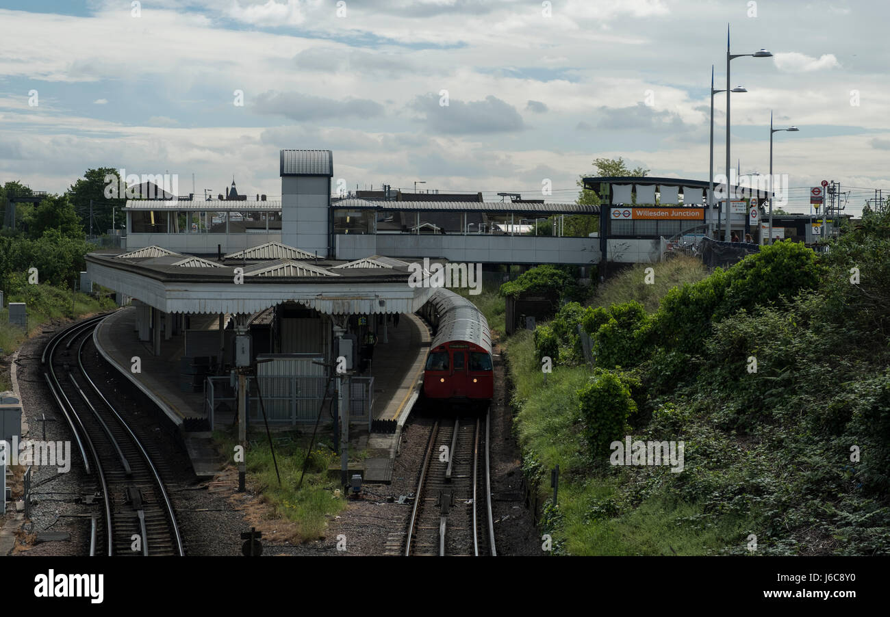 Willesden junction train Banque de photographies et d’images à haute ...
