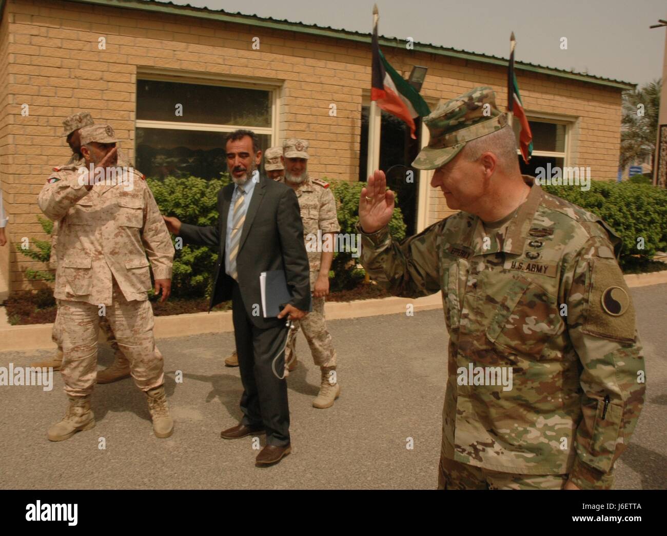 Le Brigadier-général John Epperly, le commandant adjoint de la Force ...