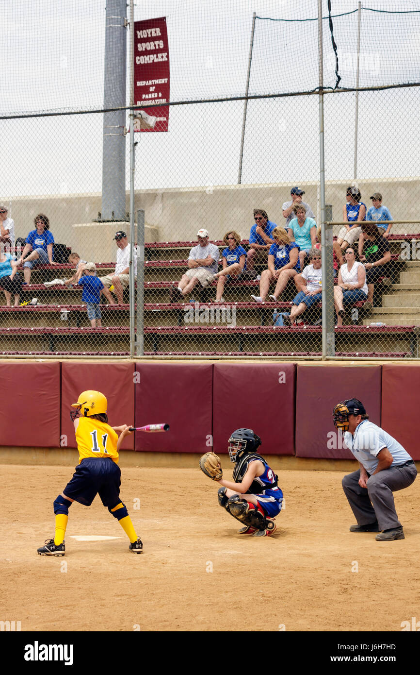 Girls baseball Banque de photographies et d’images à haute résolution ...