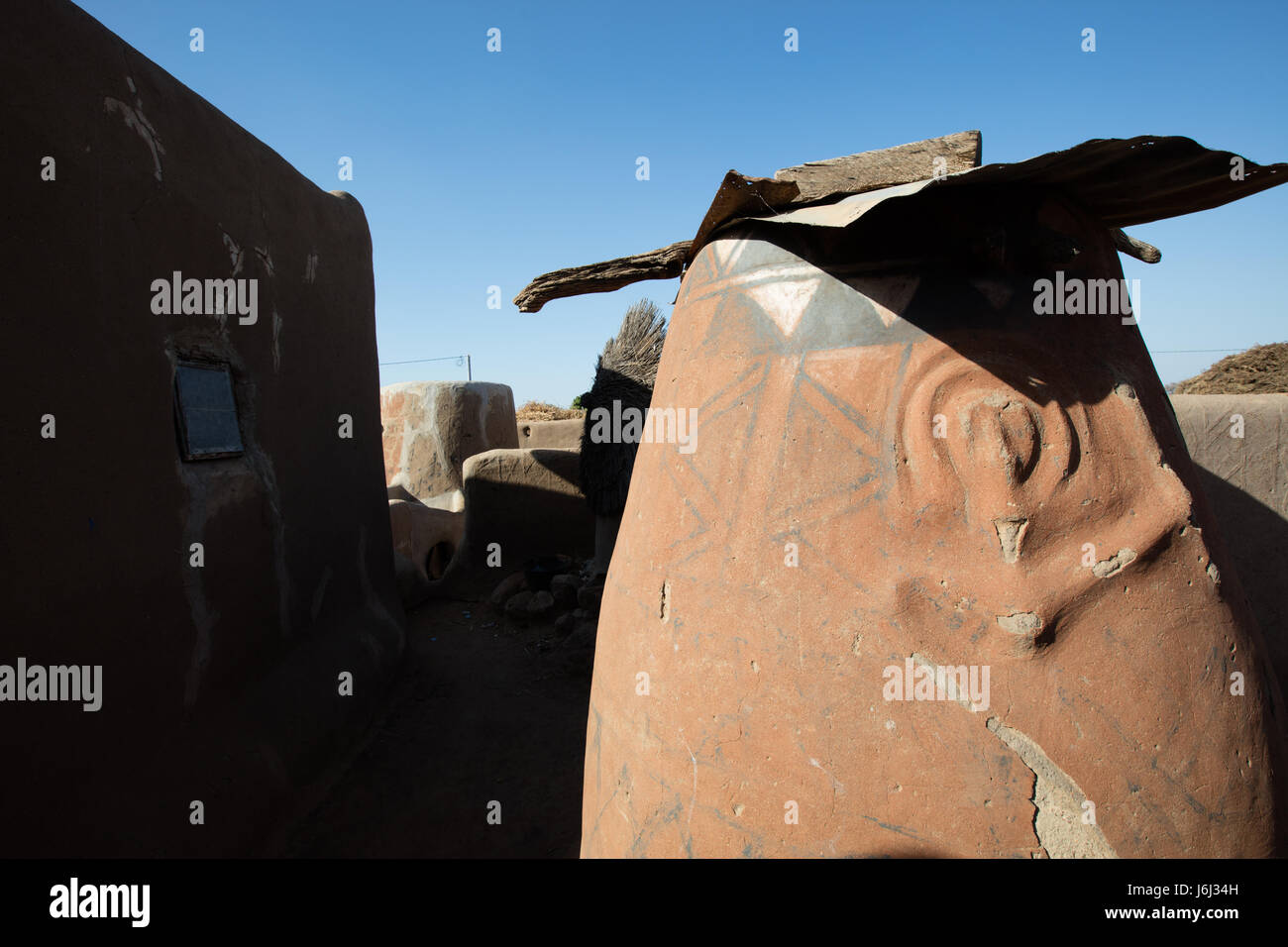 Maison peinte village de kassena Banque de photographies et d’images à ...