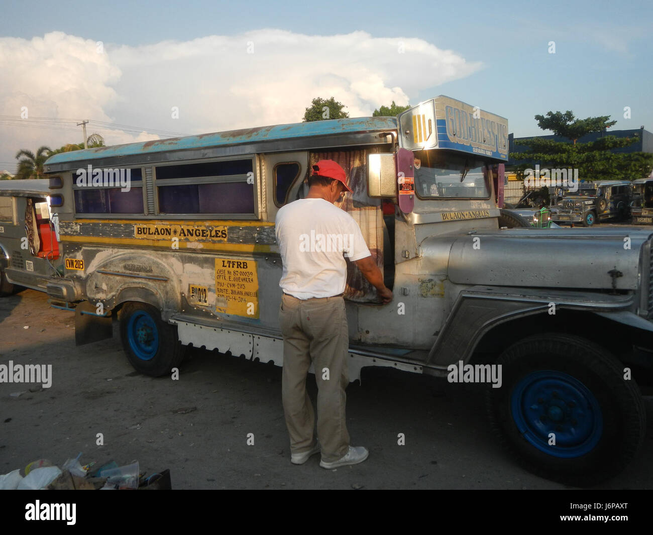 Le Santo Domingo Jeep transport terminal à Angeles City, Pampanga, sert ...