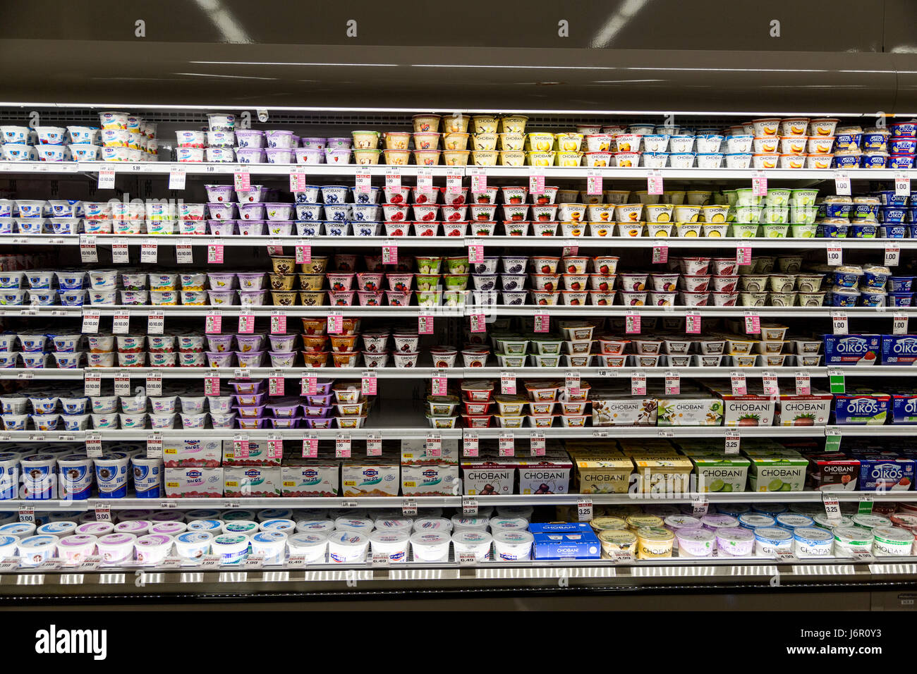 Un grand écran de yogourt sur les étagères d'un réfrigérateur dans un ...