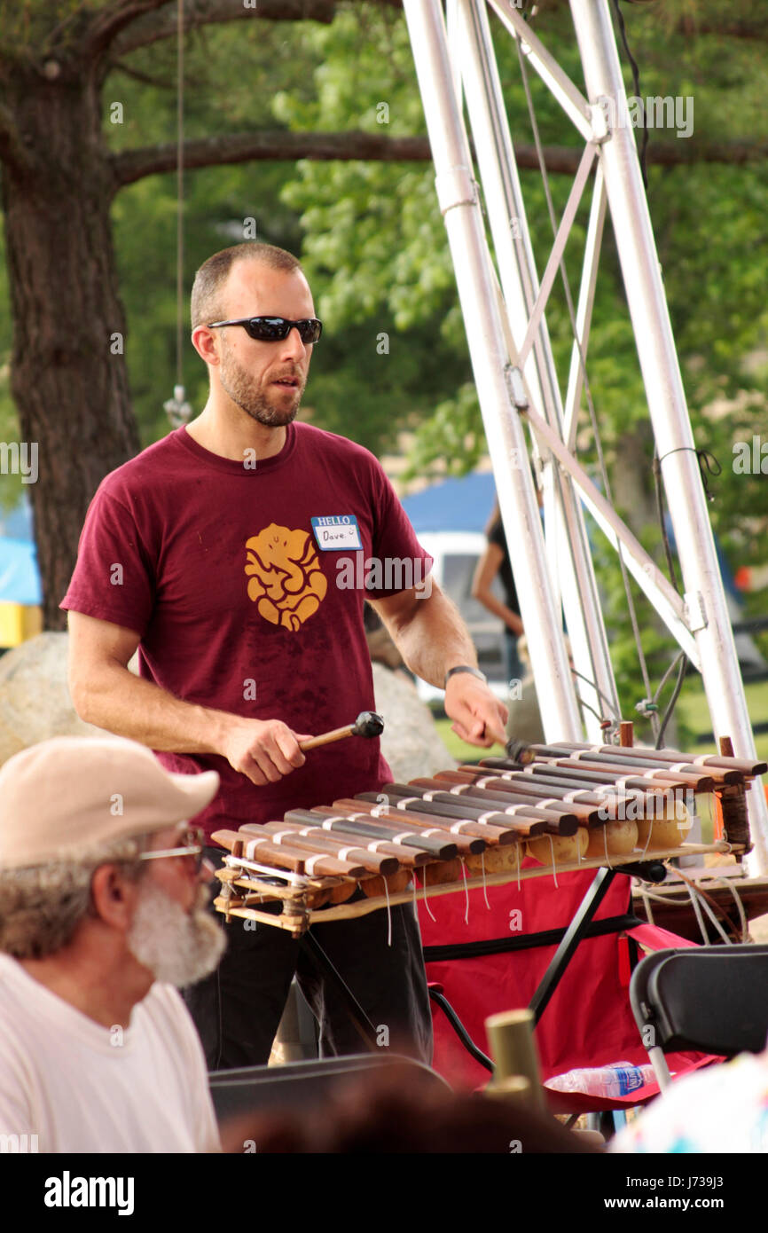 African man drumming Banque de photographies et d’images à haute ...
