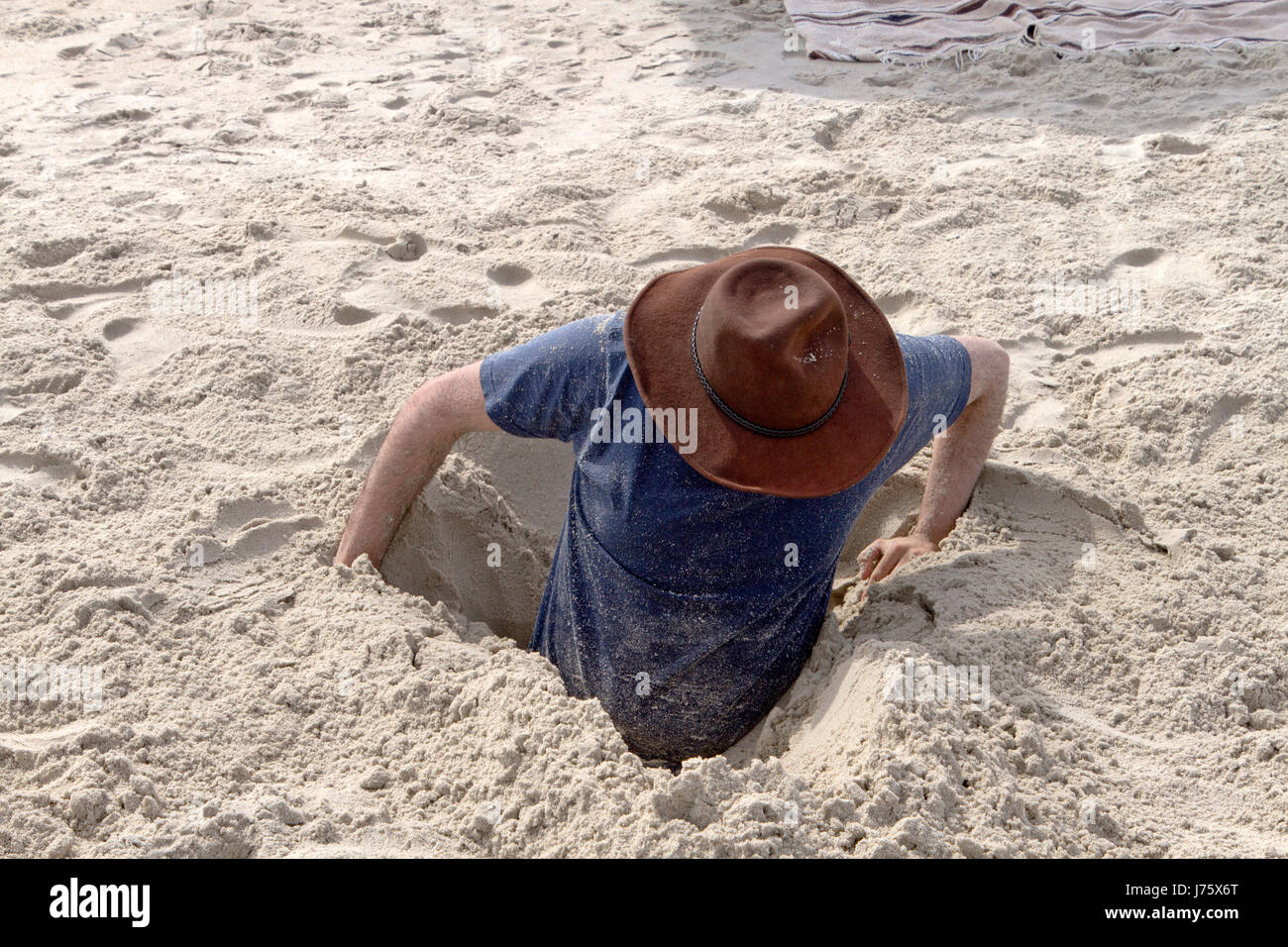 Creuser un trou dans le sable Banque de photographies et d’images à ...