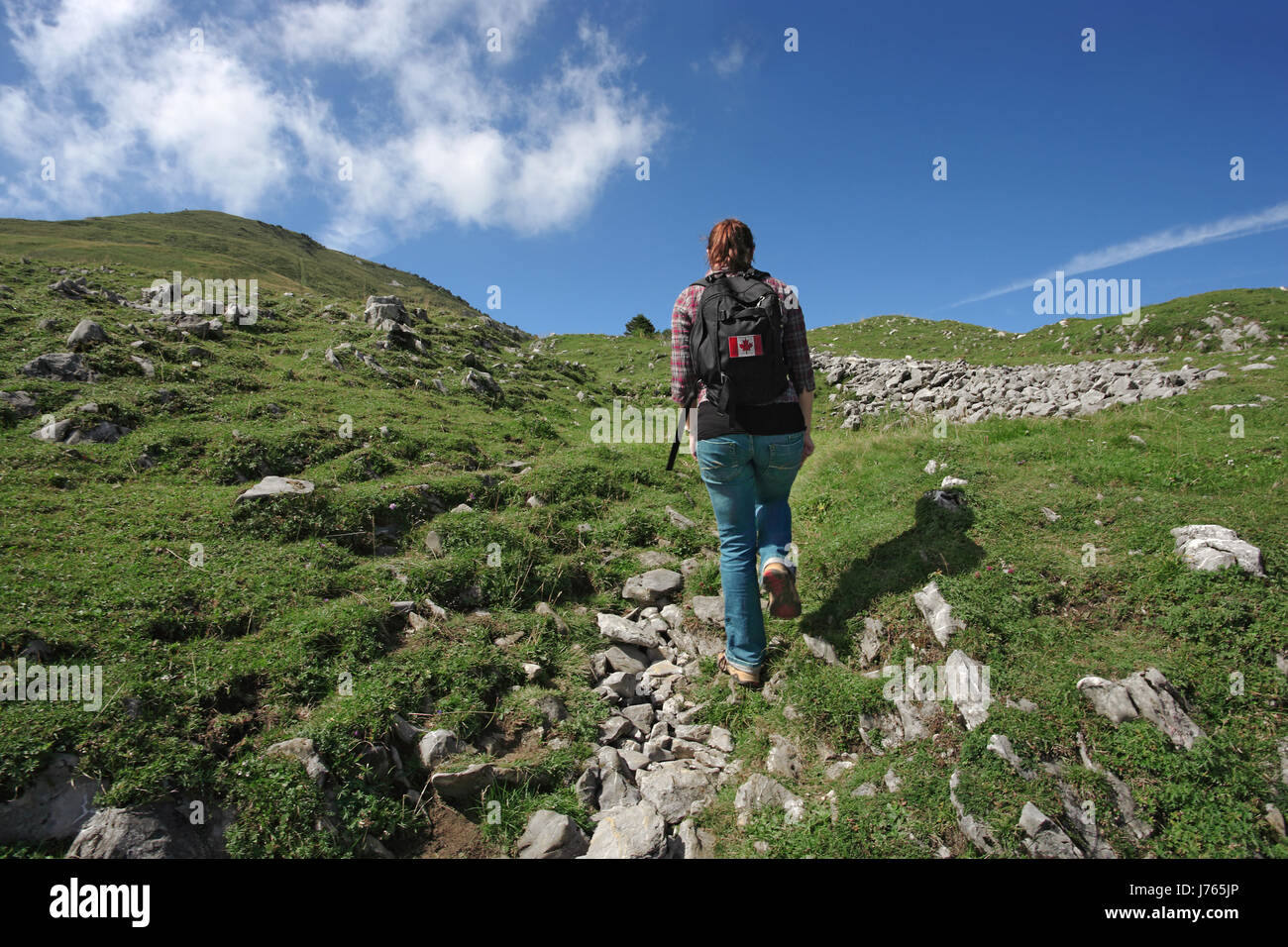 Aller à pied balades va partir en randonnée Randonnée femme voyage ...