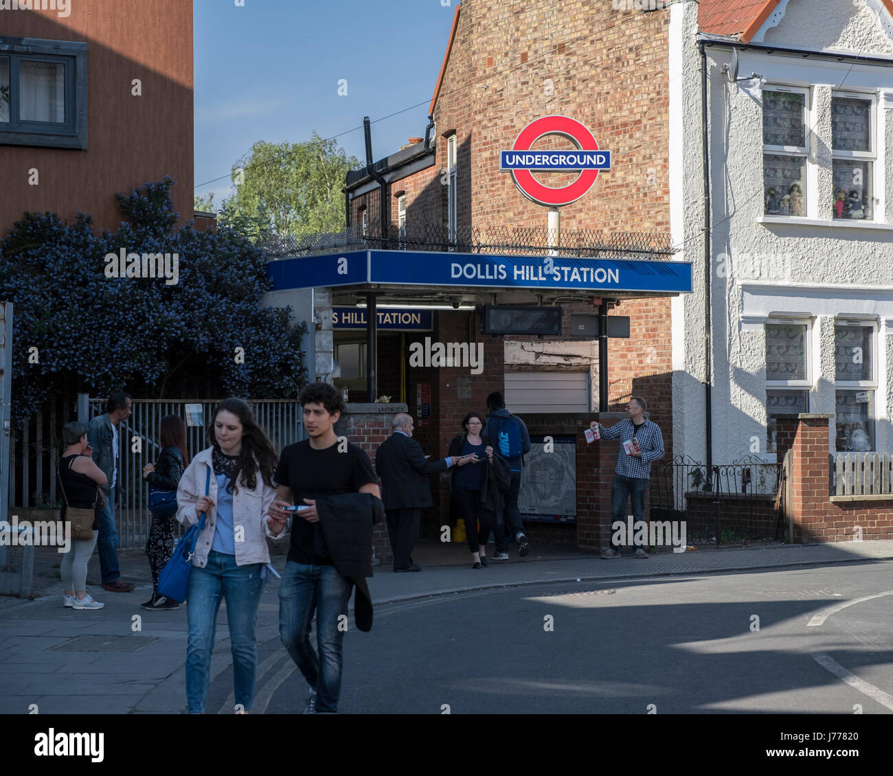 Dollis Hill station et travaillistes distribuer des dépliants en ...