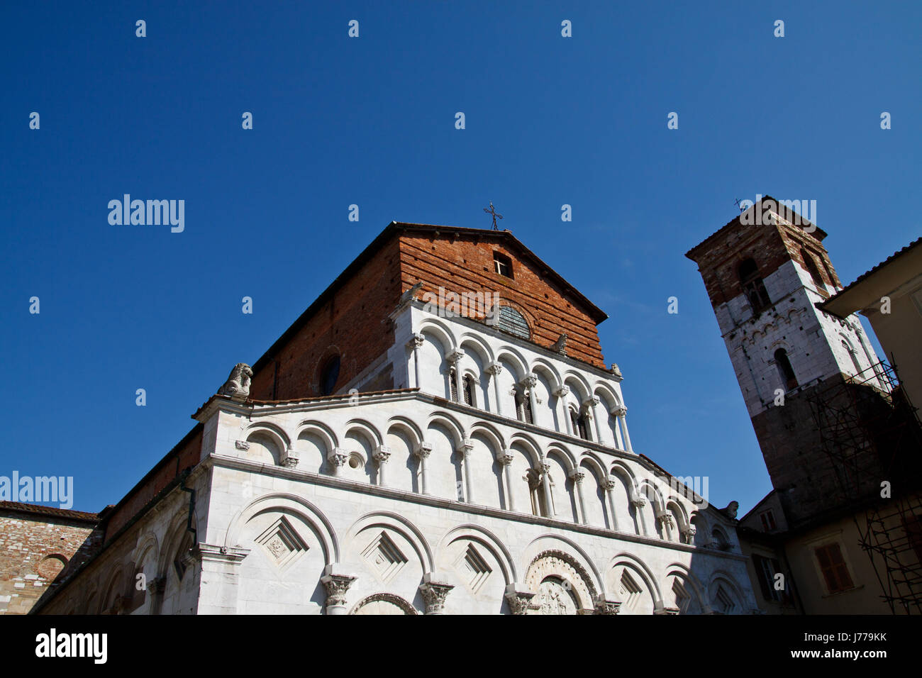 Les colonnes de la tour de l'église romane en pierre calcaire basilique ...
