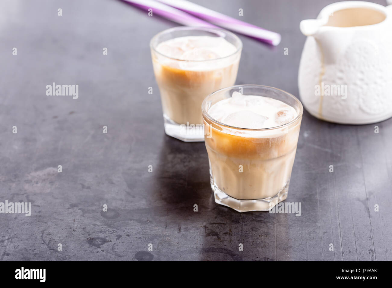 Préparer le café froid sur gris rustique, table d'été simple boisson ...