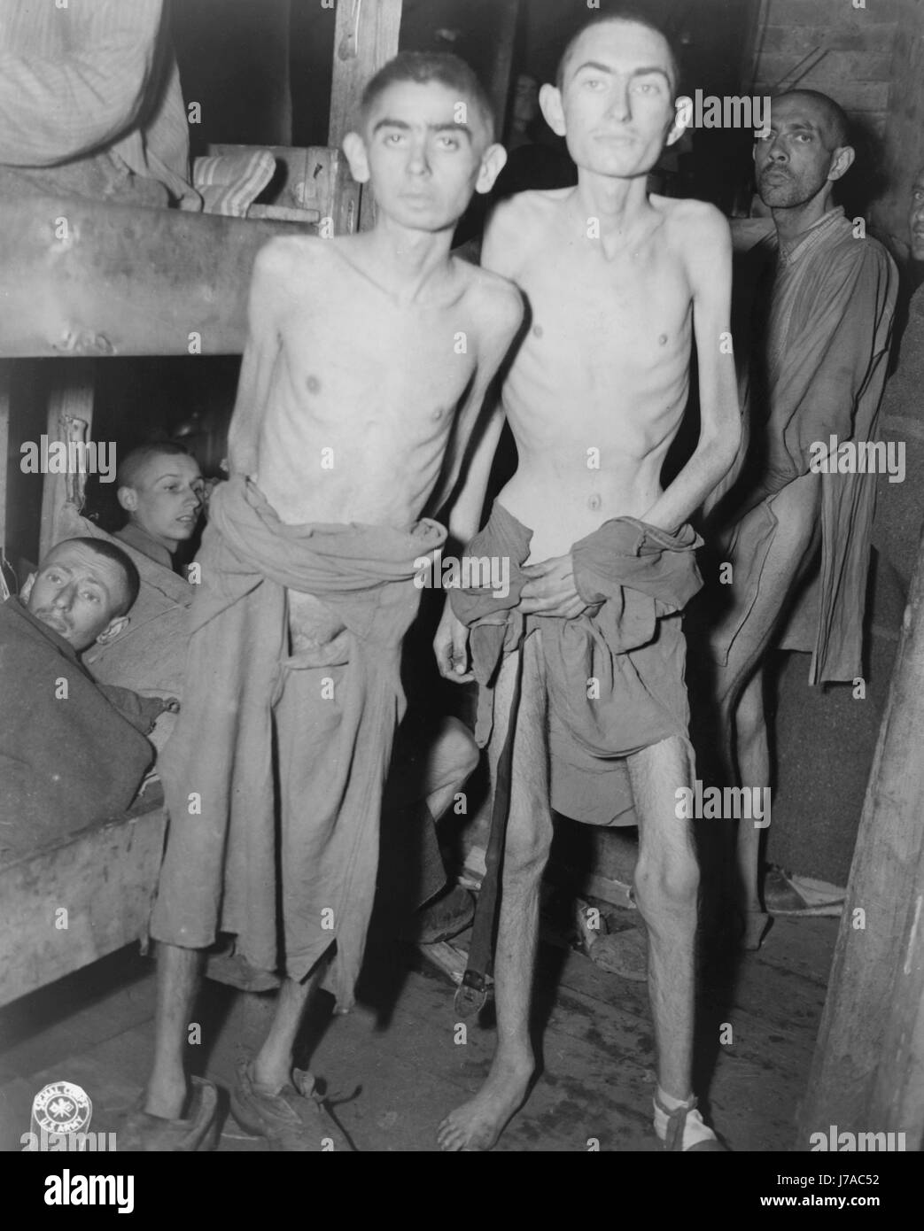 Les hommes souffrant de faim dans un camp de concentration Nazi ... Les hommes souffrant de faim dans un camp de concentration Nazi ...