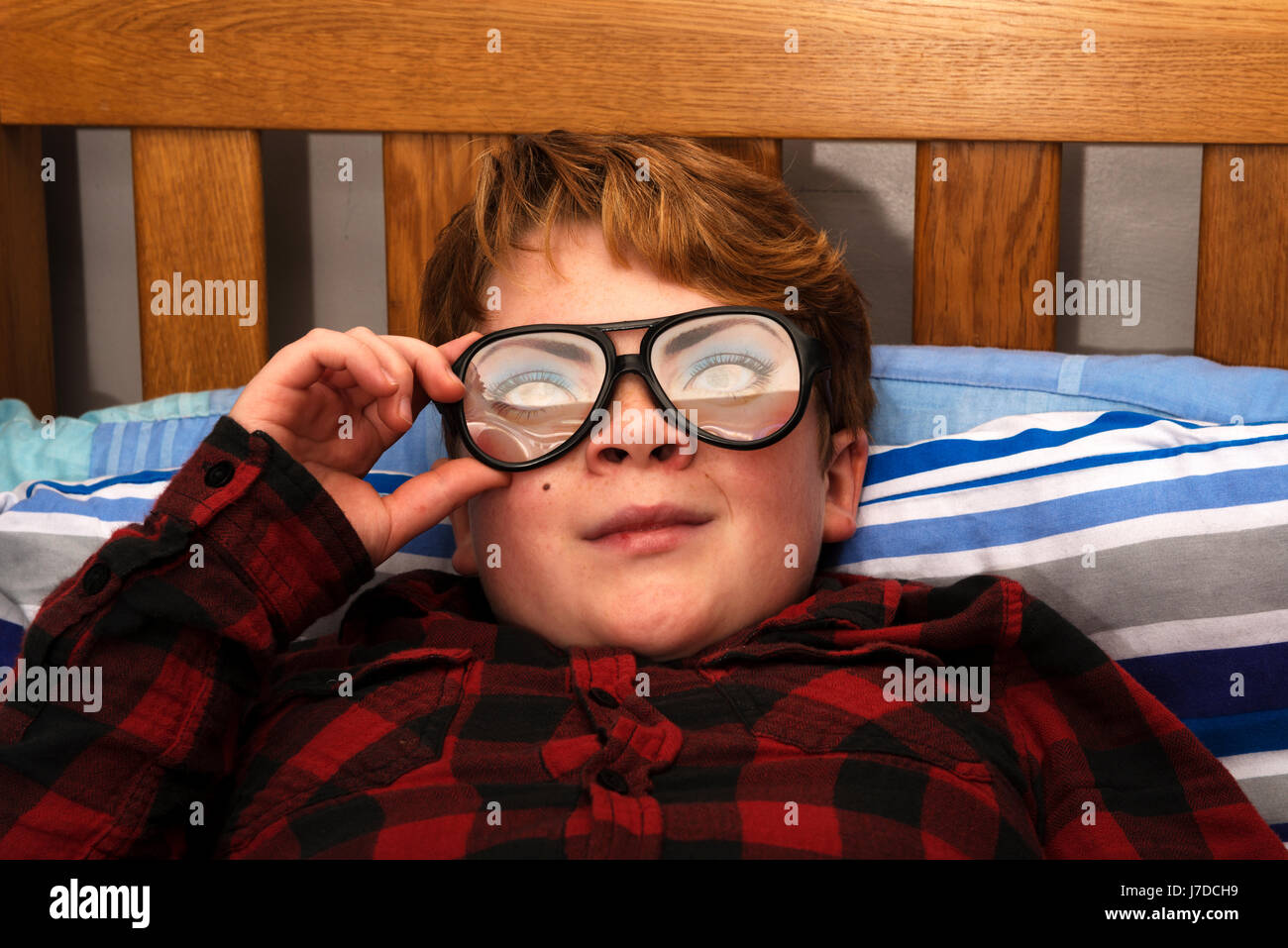 Garçon aux cheveux roux Banque de photographies et d’images à haute ...