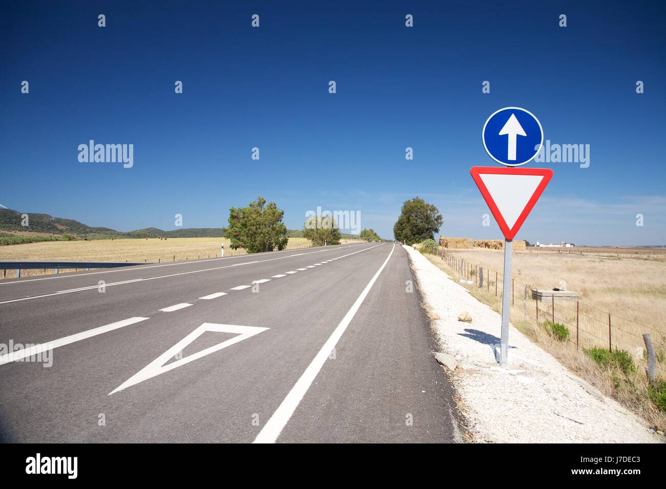 De transport du trafic d'autoroute signal signe stop arrête l'autoroute ...