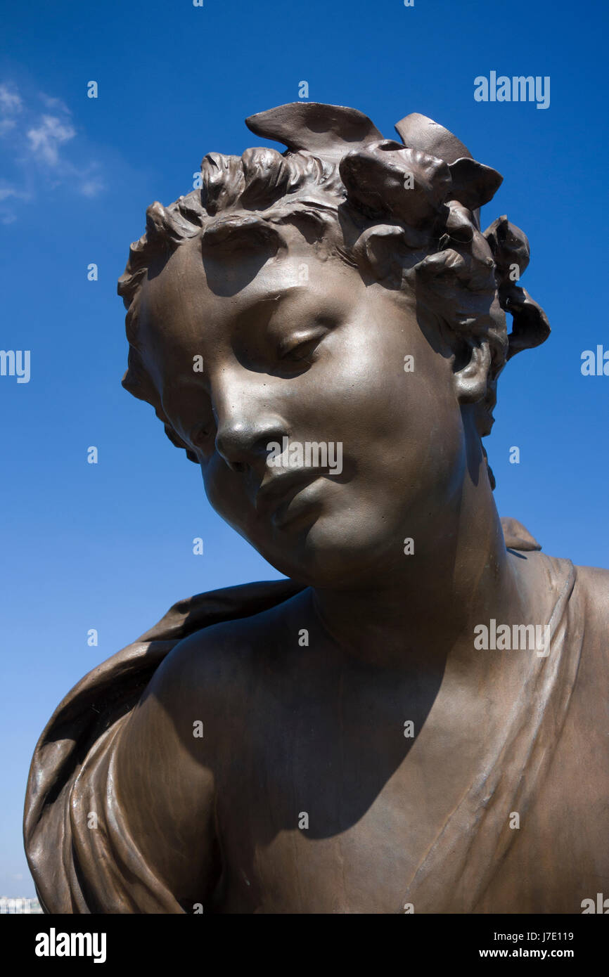 Bronze une statue sur le pont alexandre Banque de photographies et d ...