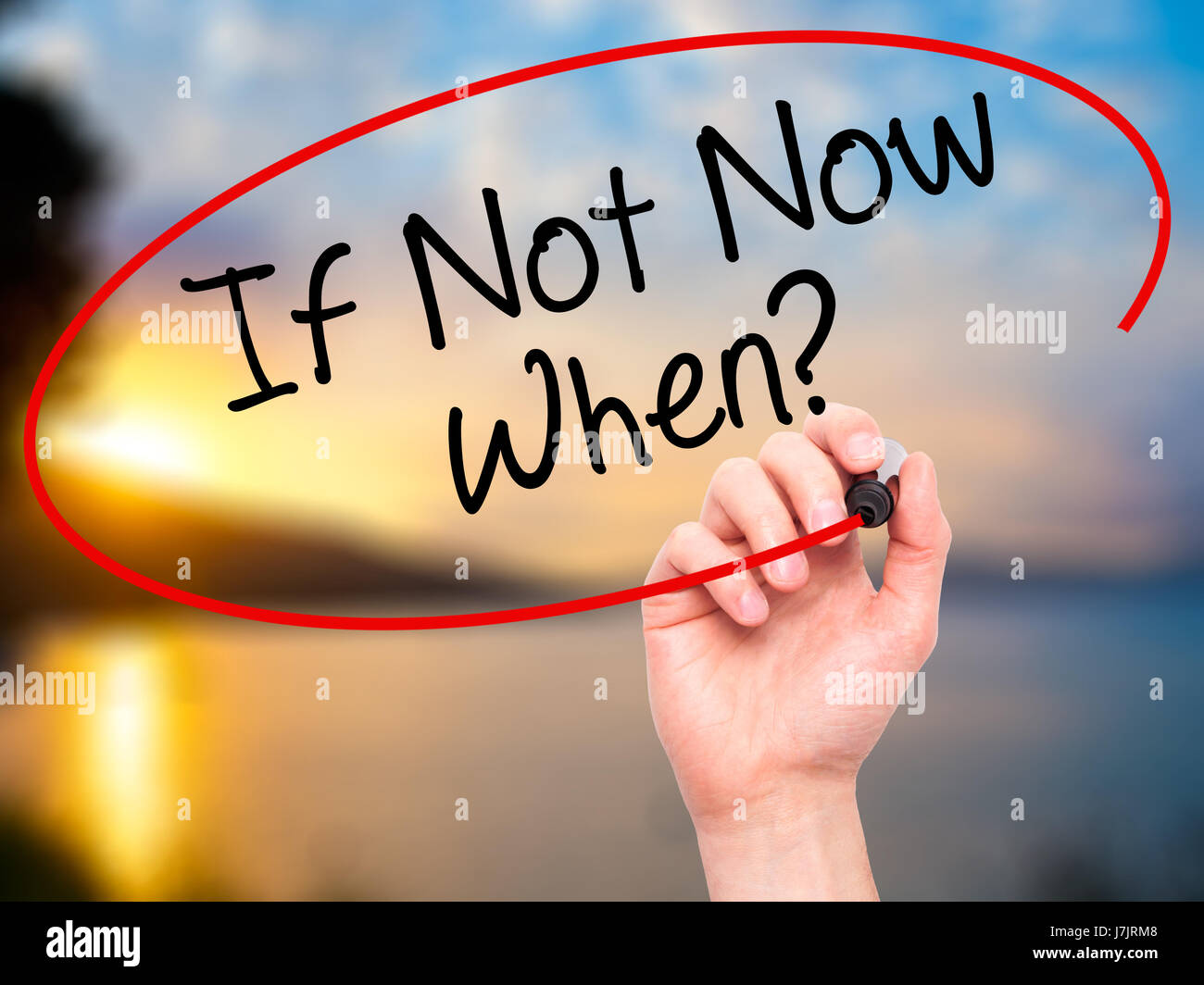 Man main écrit Si Pas maintenant, quand ? Avec marqueur noir sur l ...