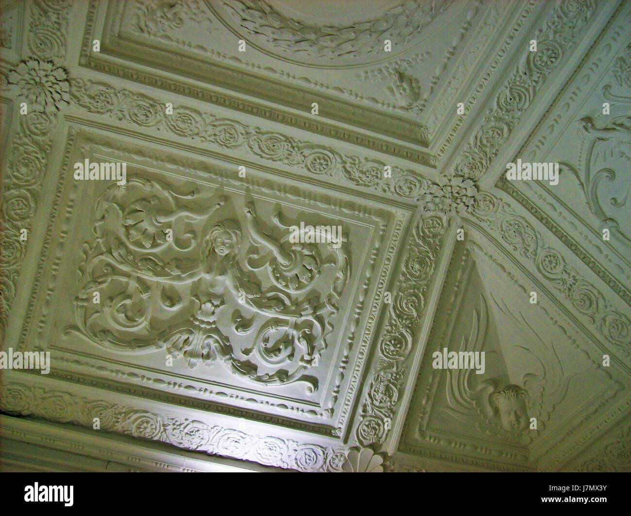 Le plafond en plâtre du XVIIe siècle de Hall place 2 est un exemple de ...