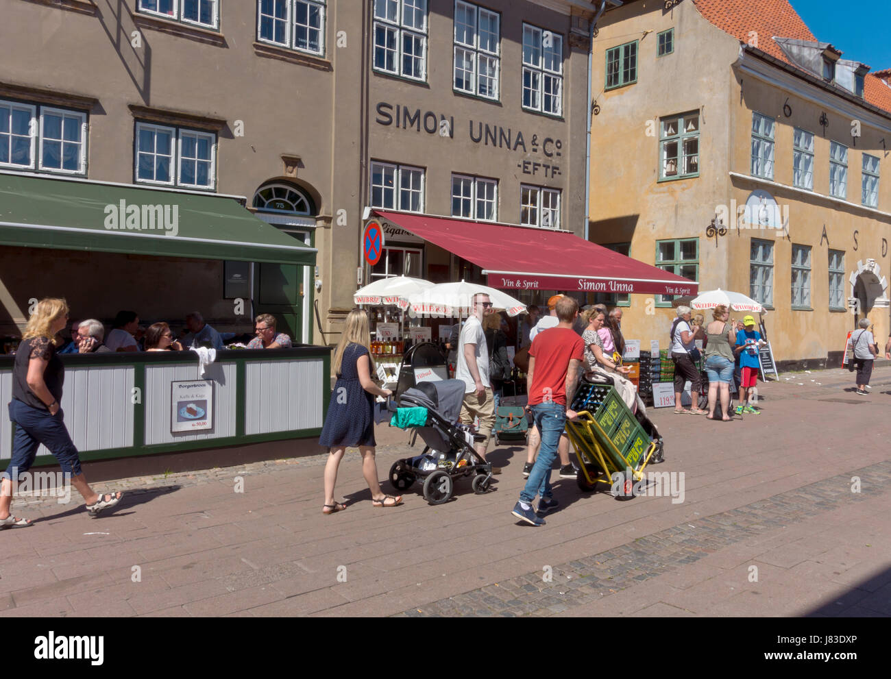 Shopping trolley alcohol Banque de photographies et d’images à haute ...