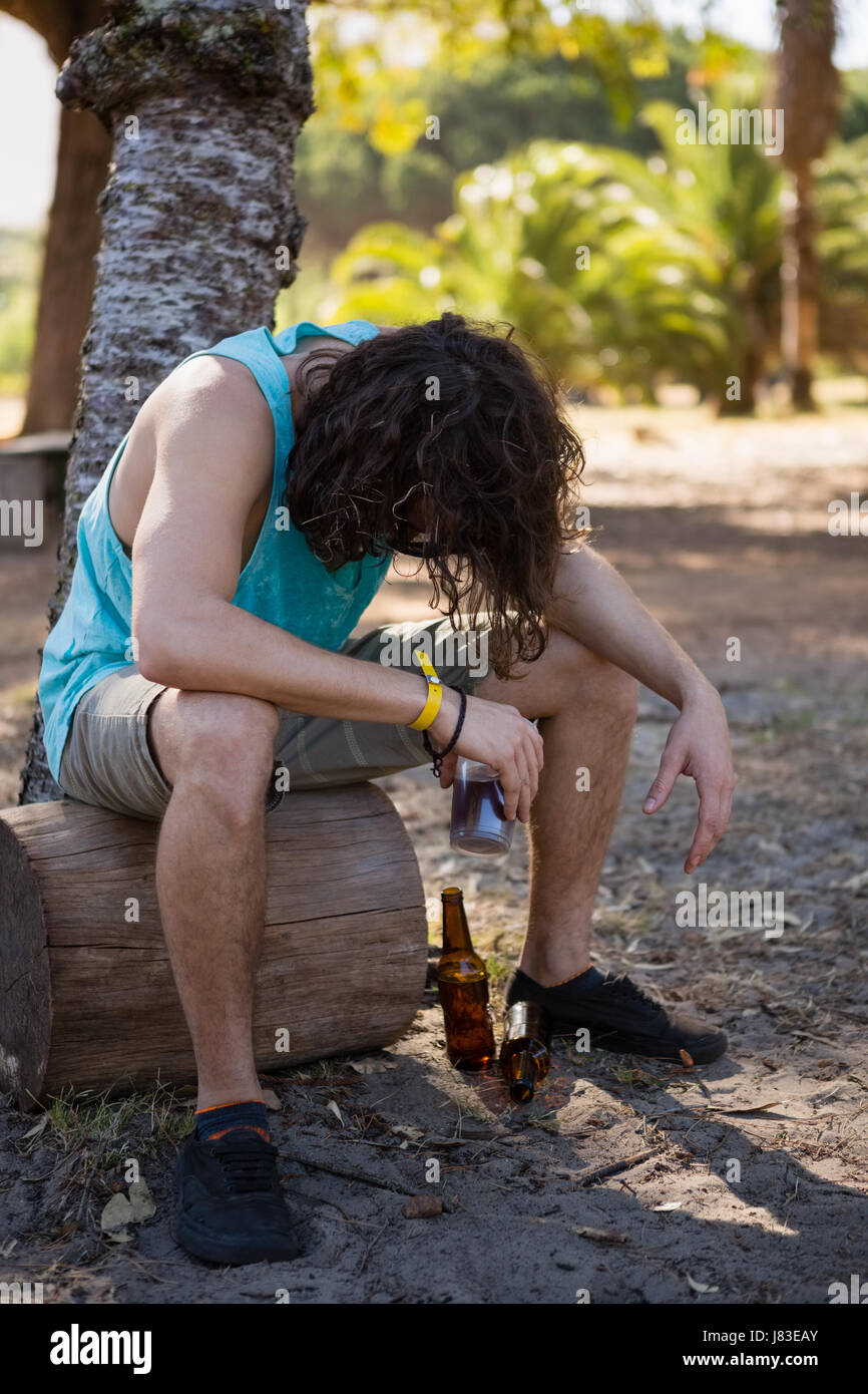 Young man drunk sick vomiting Banque de photographies et d’images à ...