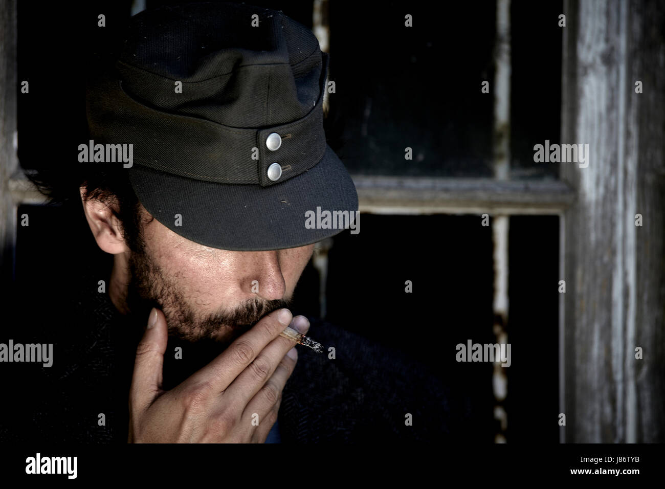 Soldier smoking cigarette Banque de photographies et d’images à haute ...