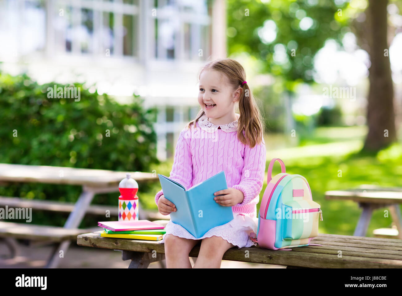 Enfant de retourner à l'école. Début de la nouvelle année scolaire ...