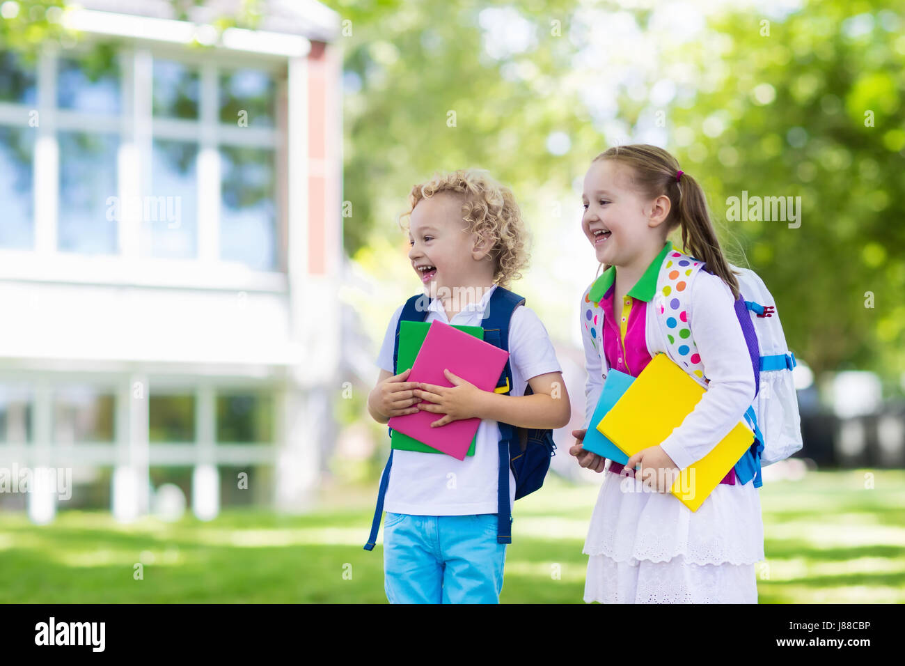 Les enfants retourner à l'école. Début de la nouvelle année scolaire ...