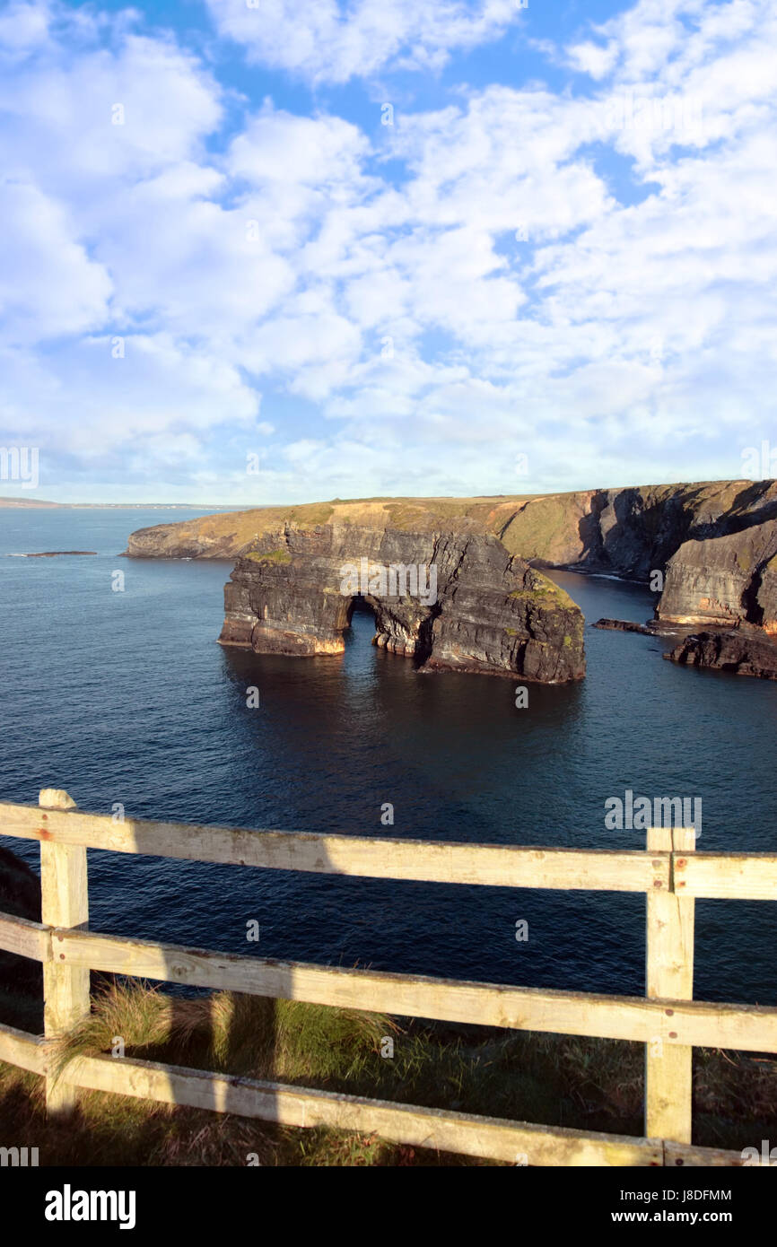 Une imposante arche rocheuse dans la mer Banque de photographies et d ...