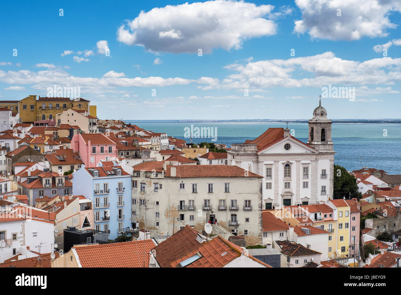Vue aérienne de la ville de Lisbonne et le Tage avec les toits rouges ...