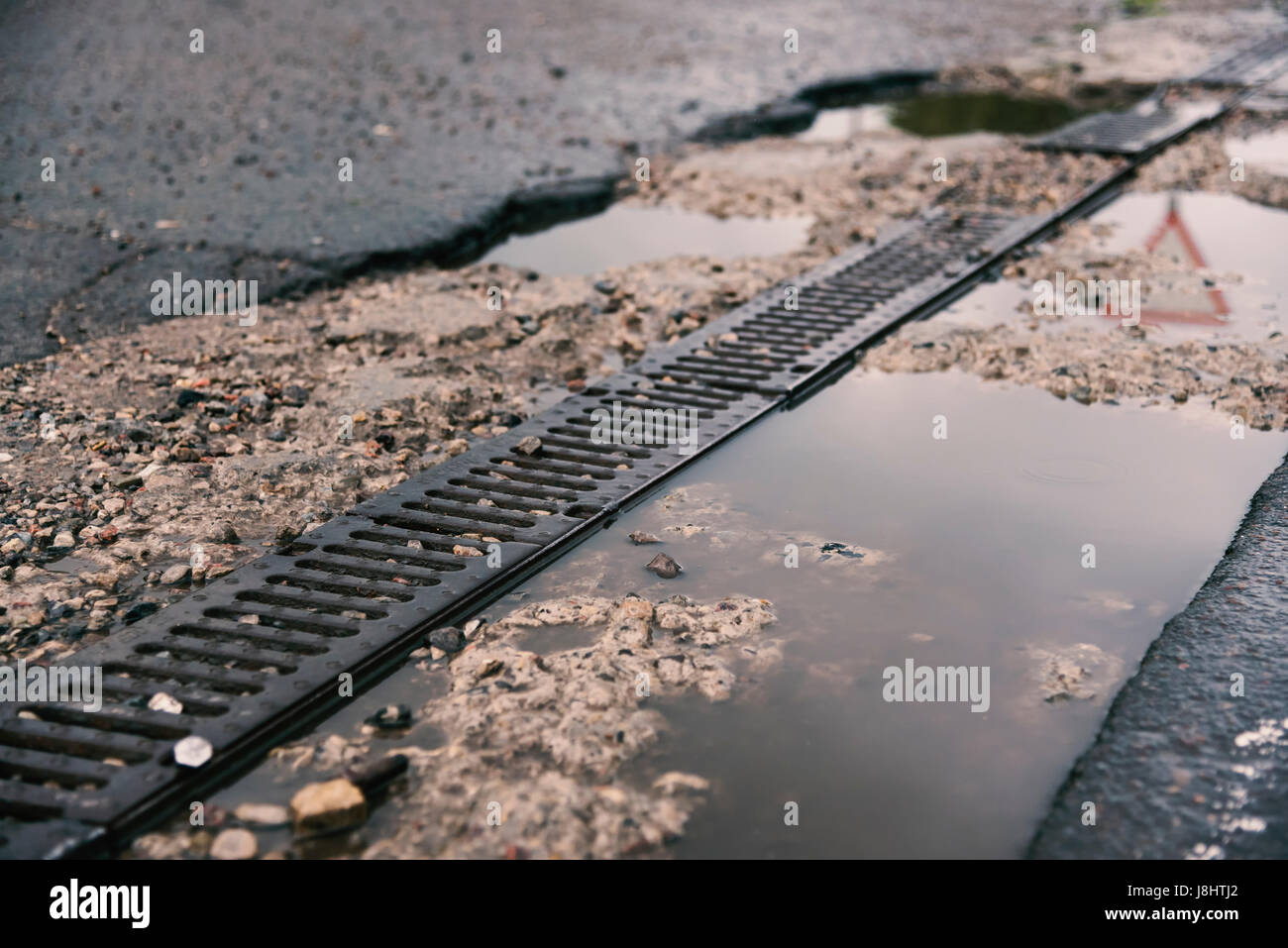 Grille de drainage en bordure de route Banque de photographies et d ...