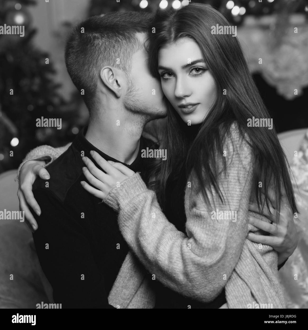 Beau portrait jeune couple mignon sutting canapé à l'intérieur et de ...