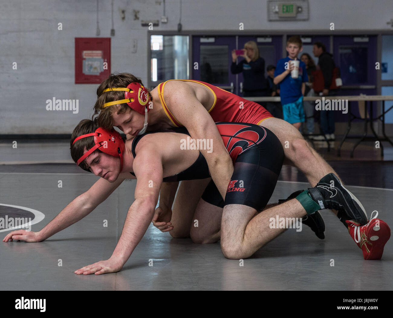High school wrestling match Banque de photographies et d’images à haute ...