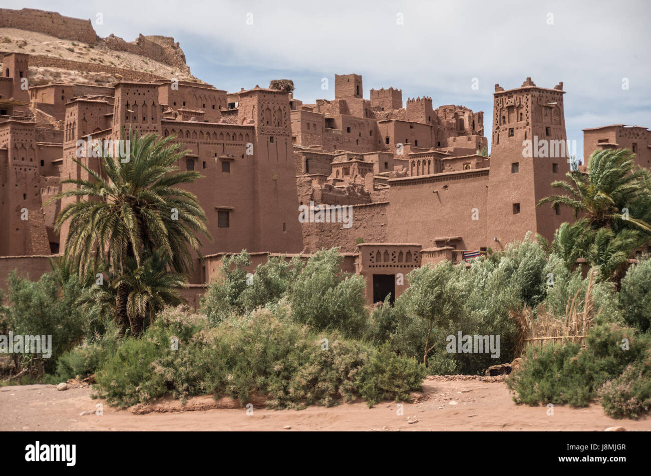 Kasbah Ait Ben Haddou dans les montagnes de l'Atlas du Maroc. La ...