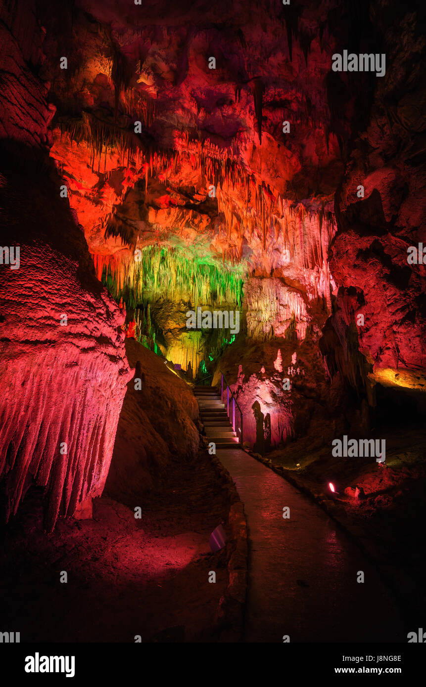 Giant stalagmite geology Banque de photographies et d’images à haute ...