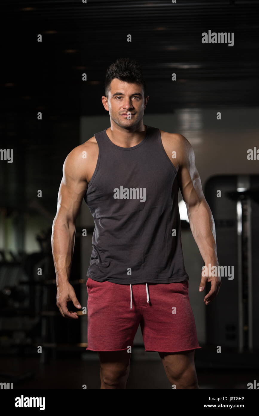 Portrait d'un jeune homme en bonne forme physique en noir camisole ...