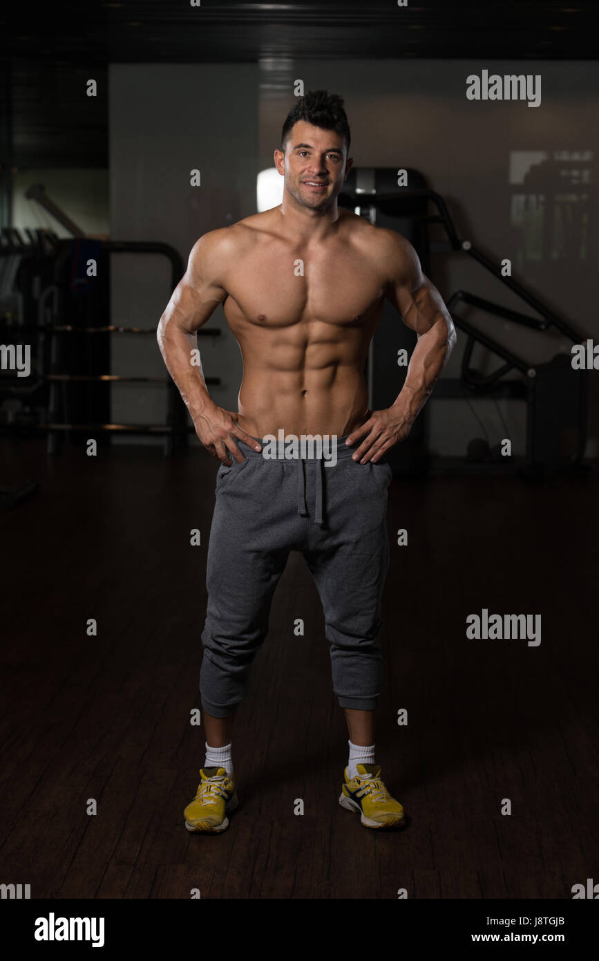 Portrait d'un jeune homme en bonne forme physique montrant son corps ...
