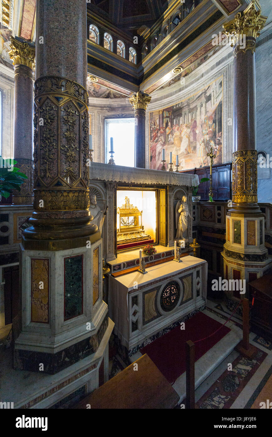 Rome. L'Italie. Basilica di San Pietro in Vincoli, châsse contenant les ...