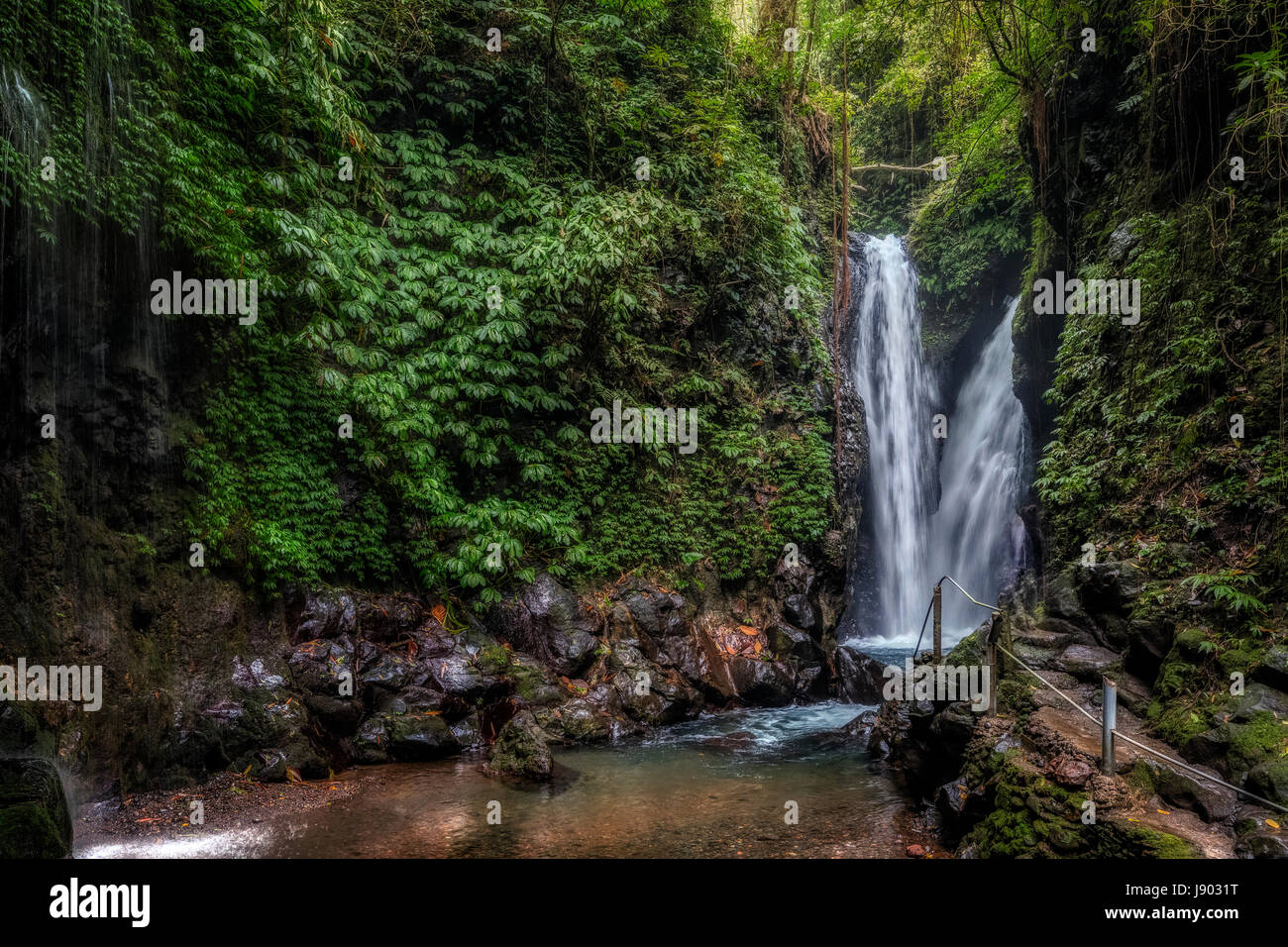 Cascade de bali Banque de photographies et d’images à haute résolution ...