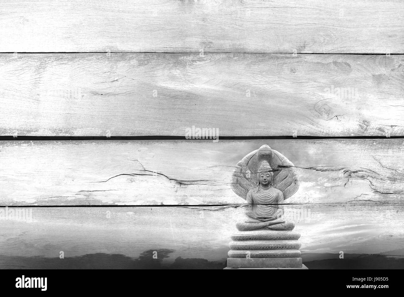 Vue en noir et blanc ,superposer l'image du Bouddha en pierre belle ...