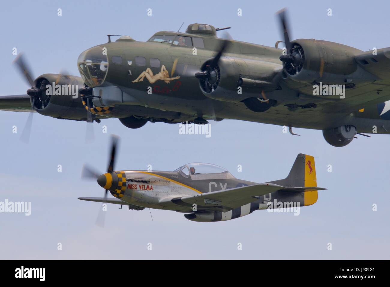 B-17 Flying Fortress 'Sally B, qui sont accompagnés d'un North American ...