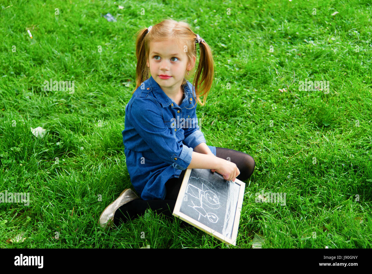 Une fille en train de dessiner Banque de photographies et d’images à ...
