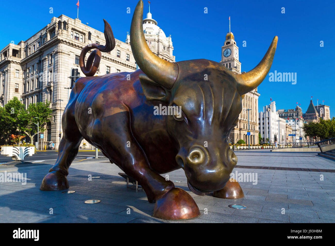 Statue de taureau shanghai bund Banque de photographies et d’images à haute résolution - Alamy