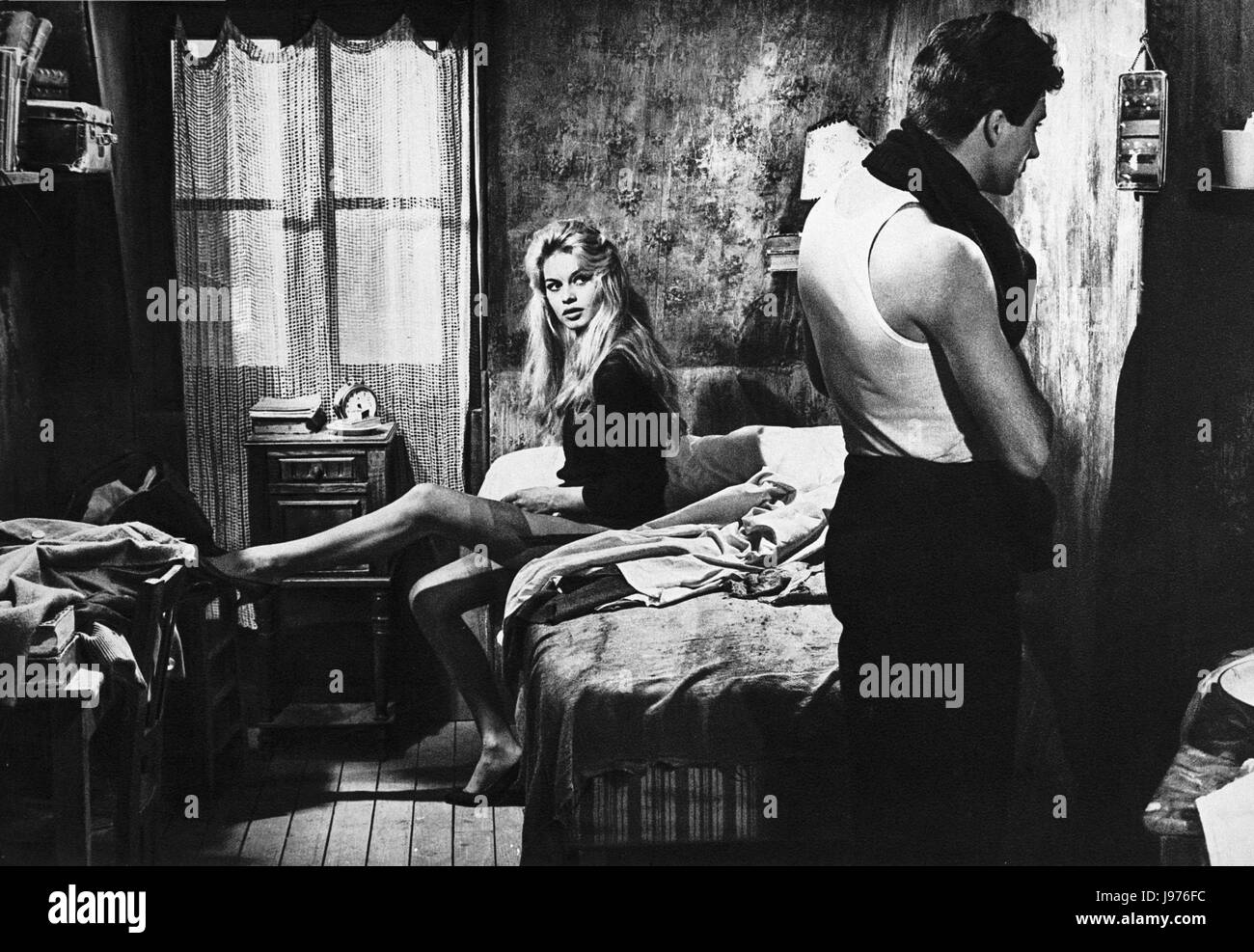 Mit waffen einer frau Banque d'images noir et blanc - Alamy